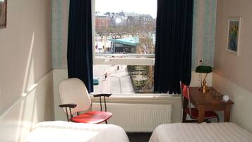 Quarto Básico, casa de banho partilhada | Edredões de penas, cofre no quarto, secretária, ferro/tábua de engomar