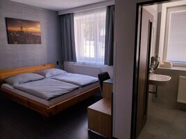 Quarto Duplo Standard, 1 cama queen-size | Secretária, secretária adequada para computadores portáteis 