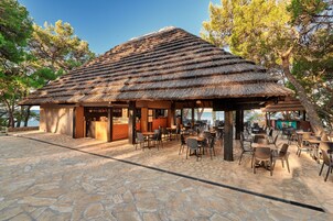 2 bares/lounges, bar na praia