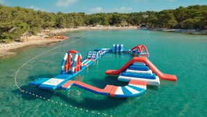 Um parque aquático inflável com toboáguas e piscinas.