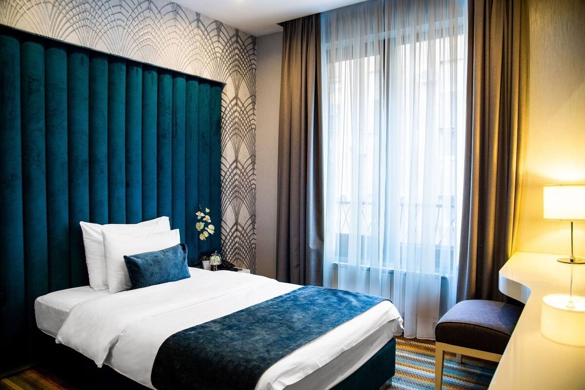 Roupa hipoalergénica, minibar, cofre no quarto, secretária 