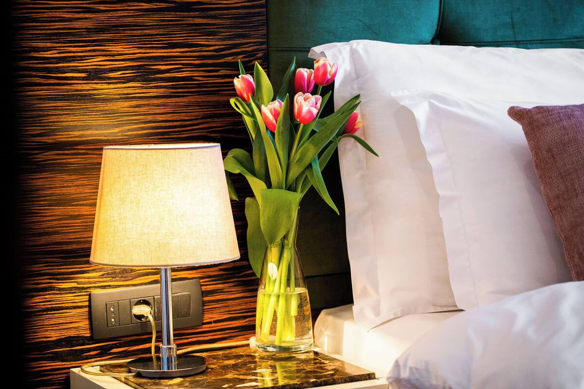 Roupa hipoalergénica, minibar, cofre no quarto, secretária 