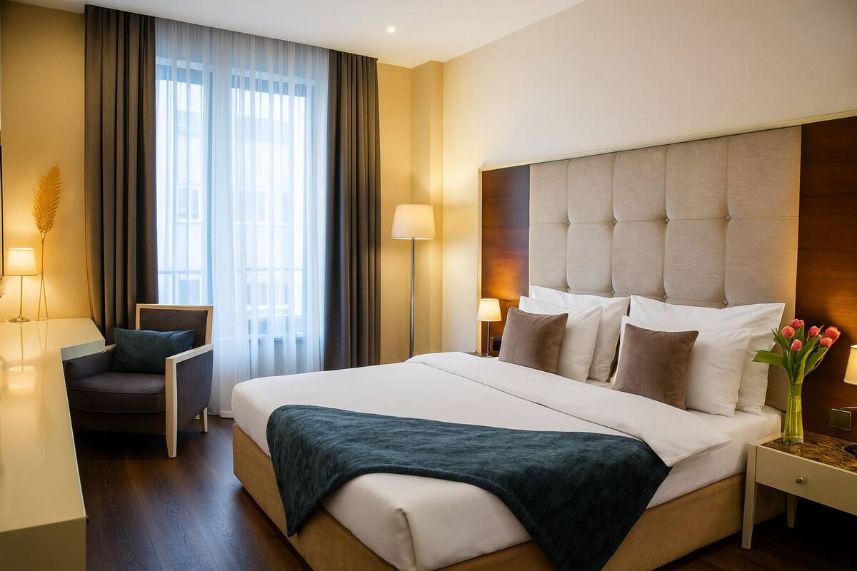Roupa hipoalergénica, minibar, cofre no quarto, secretária 
