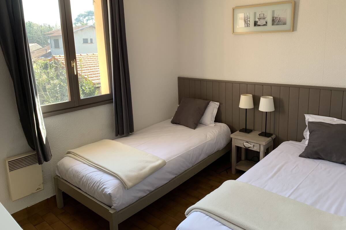 Cofres nos quartos, escrivaninha, Wi-Fi de cortesia