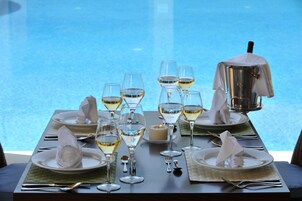 2 restaurantes, que servem almoços, jantares, também cozinha grega 