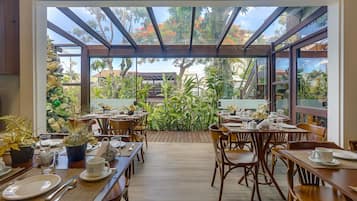 Café da manhã com buffet grátis todos os dias