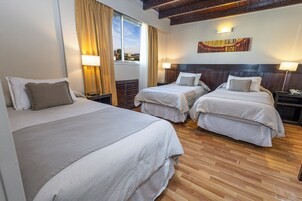 Quarto triplo superior | Roupas de cama antialérgicas, frigobar, cofres nos quartos, escrivaninha