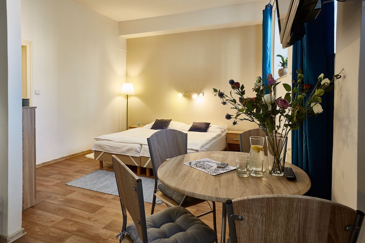 Quarto Quádruplo Familiar | Minibar, secretária, secretária adequada para computadores portáteis