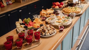 Um buffet com diversas opções de comida e bebidas.