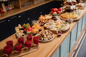 Um buffet com diversas opções de comida e bebidas.