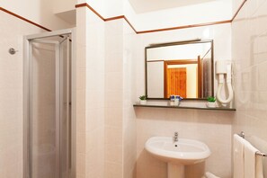 Um secador de cabelo, um bidé, toalhas fornecidas 