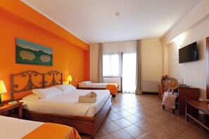 Quarto Quádruplo Standard | Minibar, cofre no quarto, secretária, quartos insonorizados 