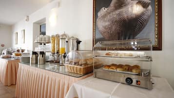 Café da manhã com buffet todos os dias (EUR 10 por pessoa)