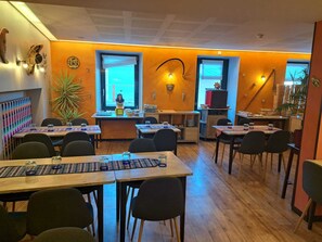 Serviço de café da manhã, almoço, jantar; restaurante ao ar livre
