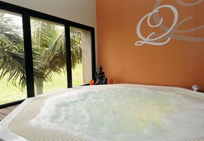 Banheira de hidromassagem interior