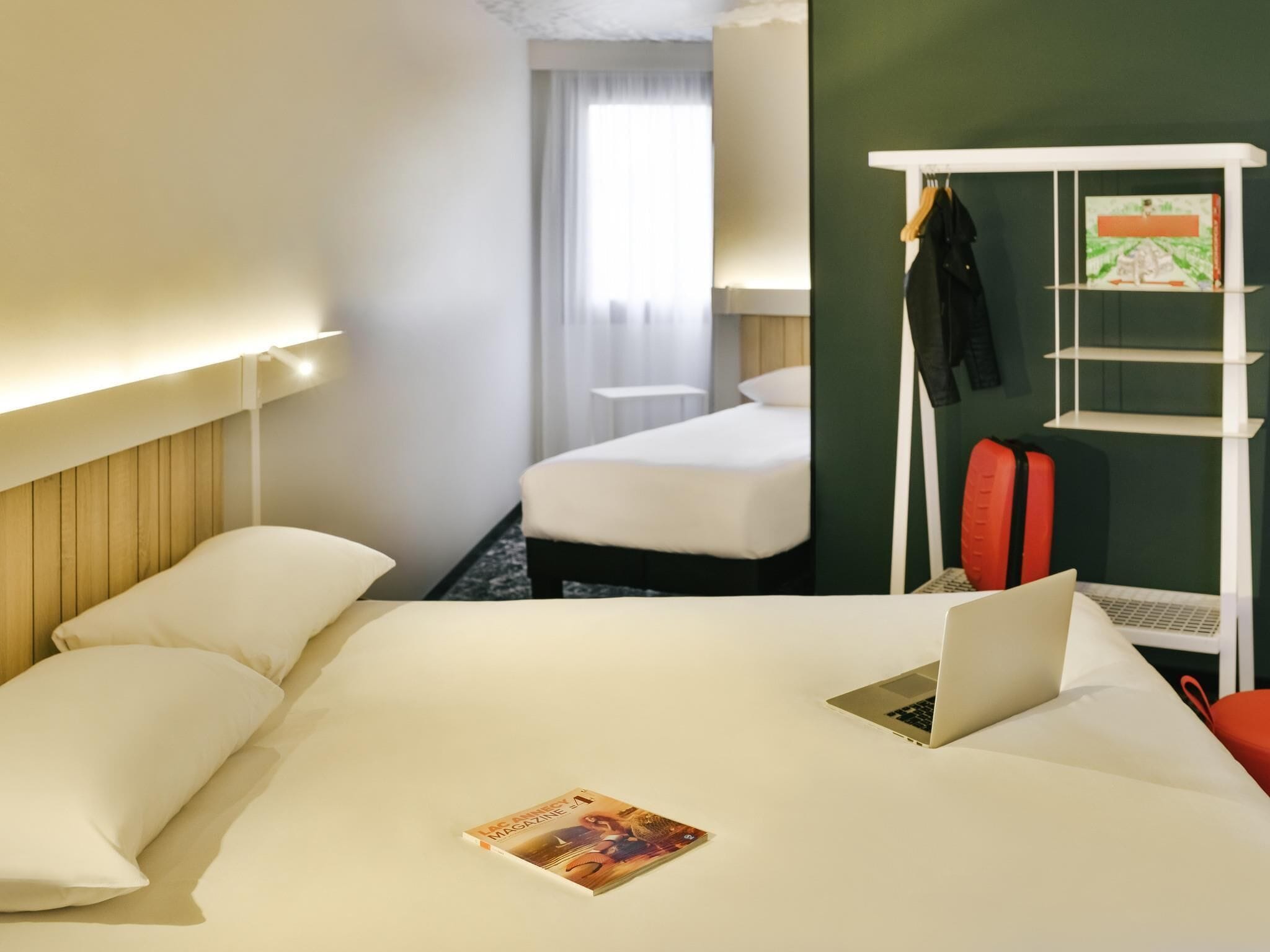 Quarto standard, várias camas | Escrivaninha, cortinas blackout, quartos à prova de som