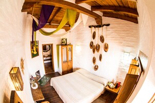 Quarto superior | Espaço de trabalho para notebook, Wi-Fi de cortesia, roupa de cama