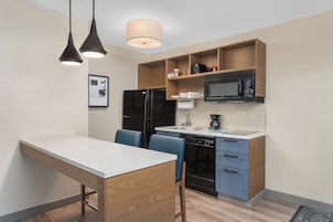 Suite, 1 quarto, cozinha (Living and Dining Area) | Roupa hipoalergénica, camas de colchão pillowtop, cofre no quarto
