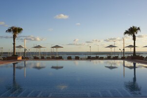 Piscina externa, guarda-sóis, espreguiçadeiras