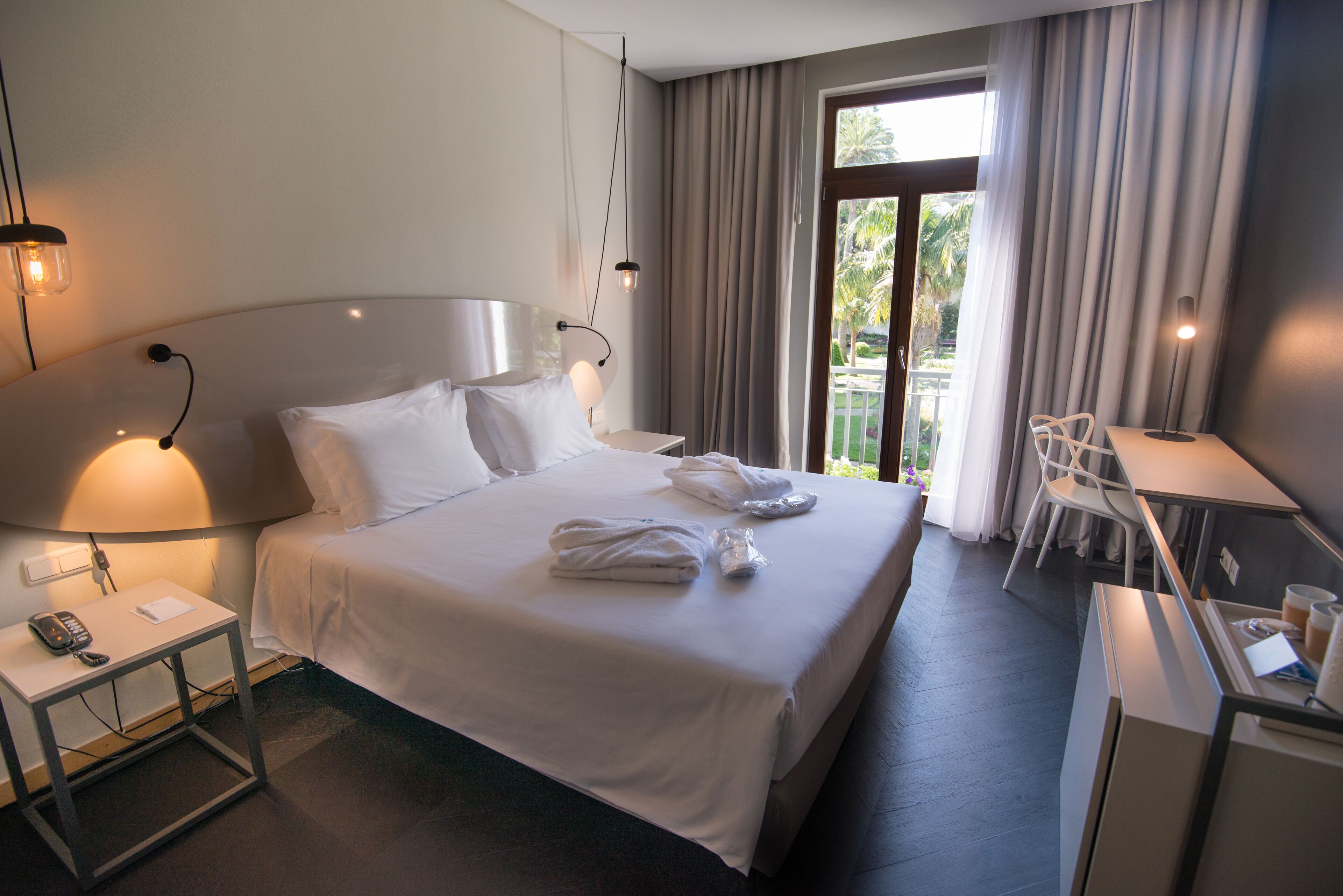 Frigobar, cofres nos quartos, escrivaninha, cortinas blackout