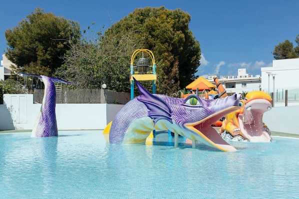 3 piscinas exteriores, da(s) 10:00 à(s) 18:00, guarda-sóis