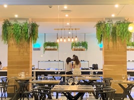 Pequenos-almoços, almoços, jantares servidos, cozinha internacional