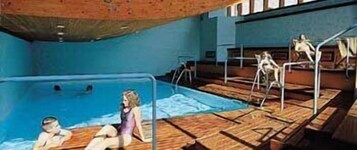 Piscina interna, funciona das 9h às 21h, espreguiçadeiras