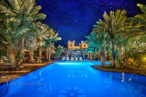 Piscina externa, barracas de cortesia, guarda-sóis