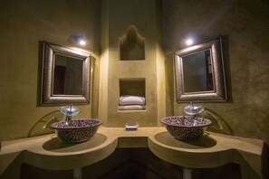 Suite Deluxe, casa de banho anexa, vista para a piscina (Suite de Luxe) | Casa de banho | Um polibã, artigos de higiene pessoal grátis, um secador de cabelo 