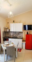 Apartamento | Cozinha privada | Um frigorífico, uma máquina de café expresso, uma cafeteira/bule 
