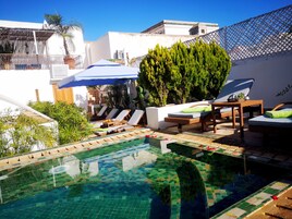 Piscina externa, guarda-sóis, espreguiçadeiras