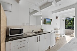 Quarto Individual Económico | Com decoração personalizada, com mobília individualizada, secretária 