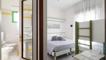 Quarto Quádruplo Básico, várias camas, varanda | Minibar, cofre no quarto, secretária, Wi-fi grátis