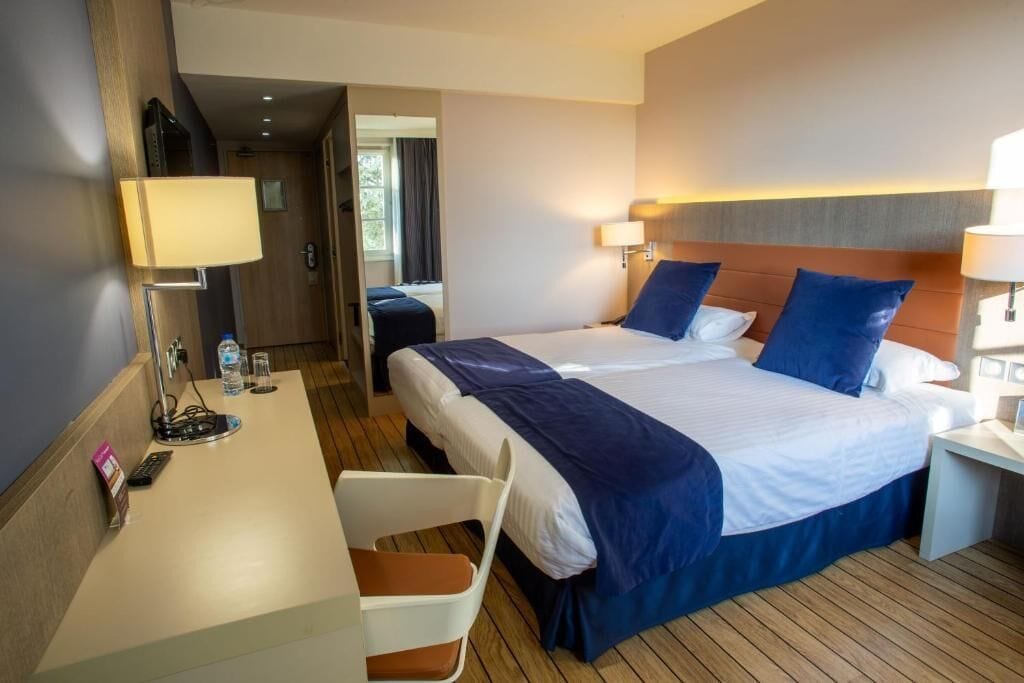 Quarto standard, 2 camas de solteiro | Roupas de cama premium, escrivaninha, cortinas blackout