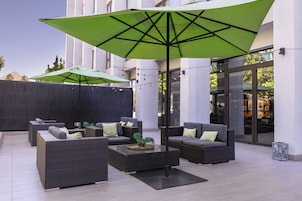 Terraço com espreguiçadeiras