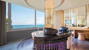 Villa, 2 quartos, vista para o oceano (Extreme WOW Ocean Haven) | Casa de banho | Um polibã e uma banheira separados, um chuveiro fixo