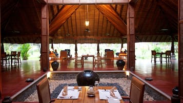 2 restaurantes, com serviço de almoço e jantar; frutos do mar