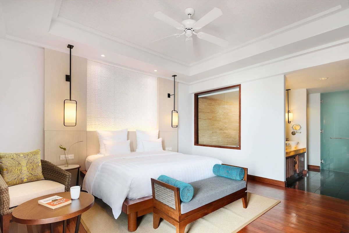 Suíte, 1 cama King e sofá-cama (Penthouse, High Floor) | Frigobar, cofres nos quartos, escrivaninha