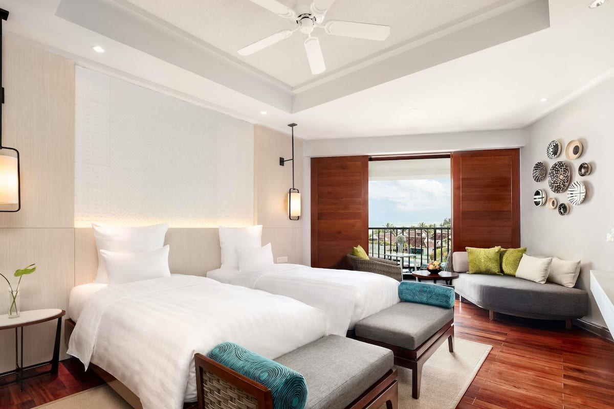 Deluxe Room, 2 Single Beds, Ocean View | Minibar, cofre com capacidade para portátil, secretária