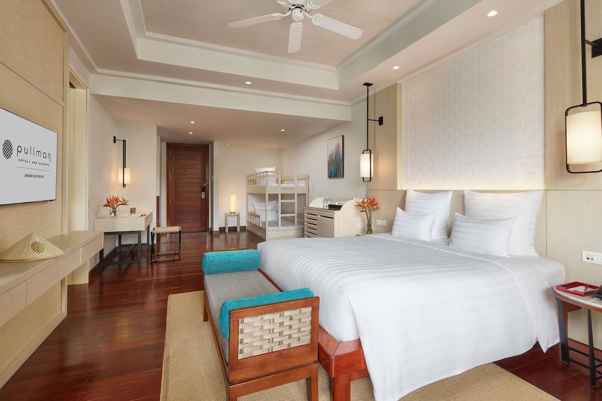 Junior Family Suite, Balcony | Frigobar, cofres nos quartos, escrivaninha