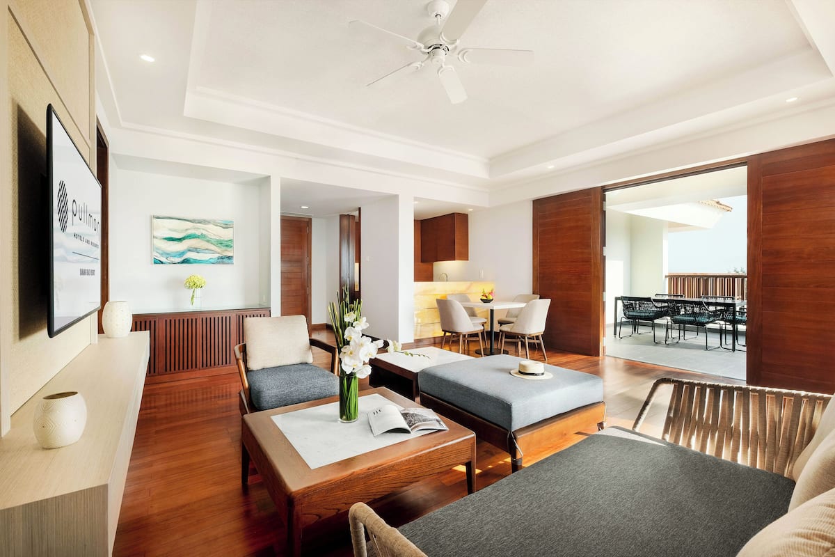 Suite, 1 cama king-size (Penthouse, High Floor) | 1 quarto, minibar, cofre com capacidade para portátil, secretária
