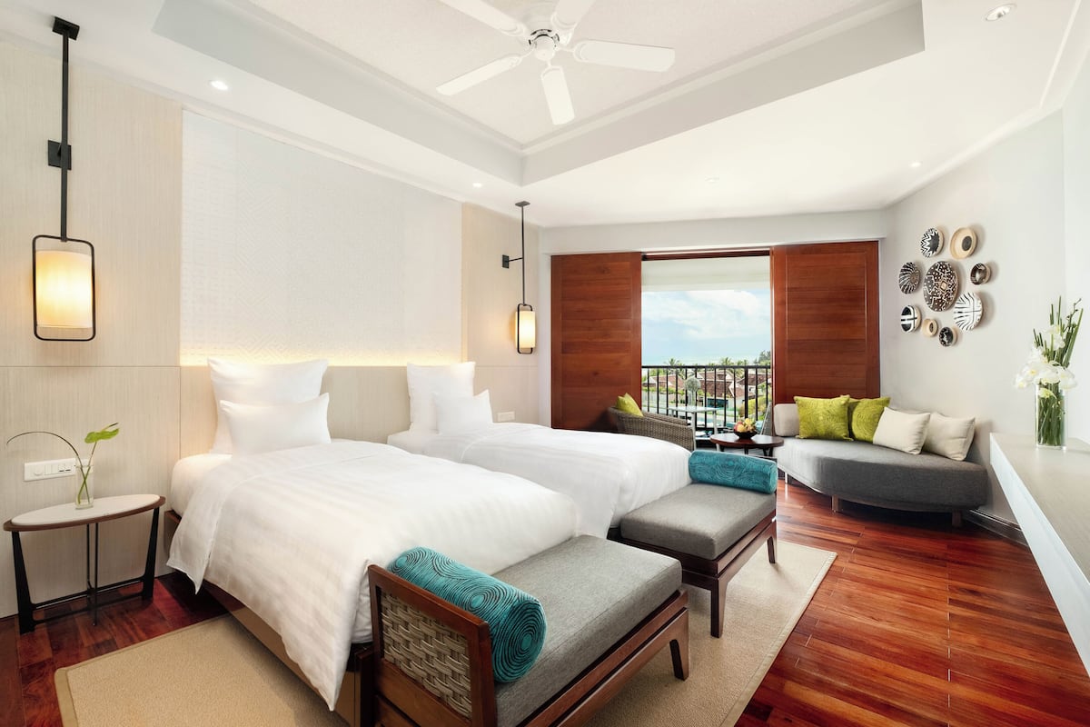 Deluxe Room, 2 Single Beds, Ocean View | 1 quarto, minibar, cofre com capacidade para portátil, secretária