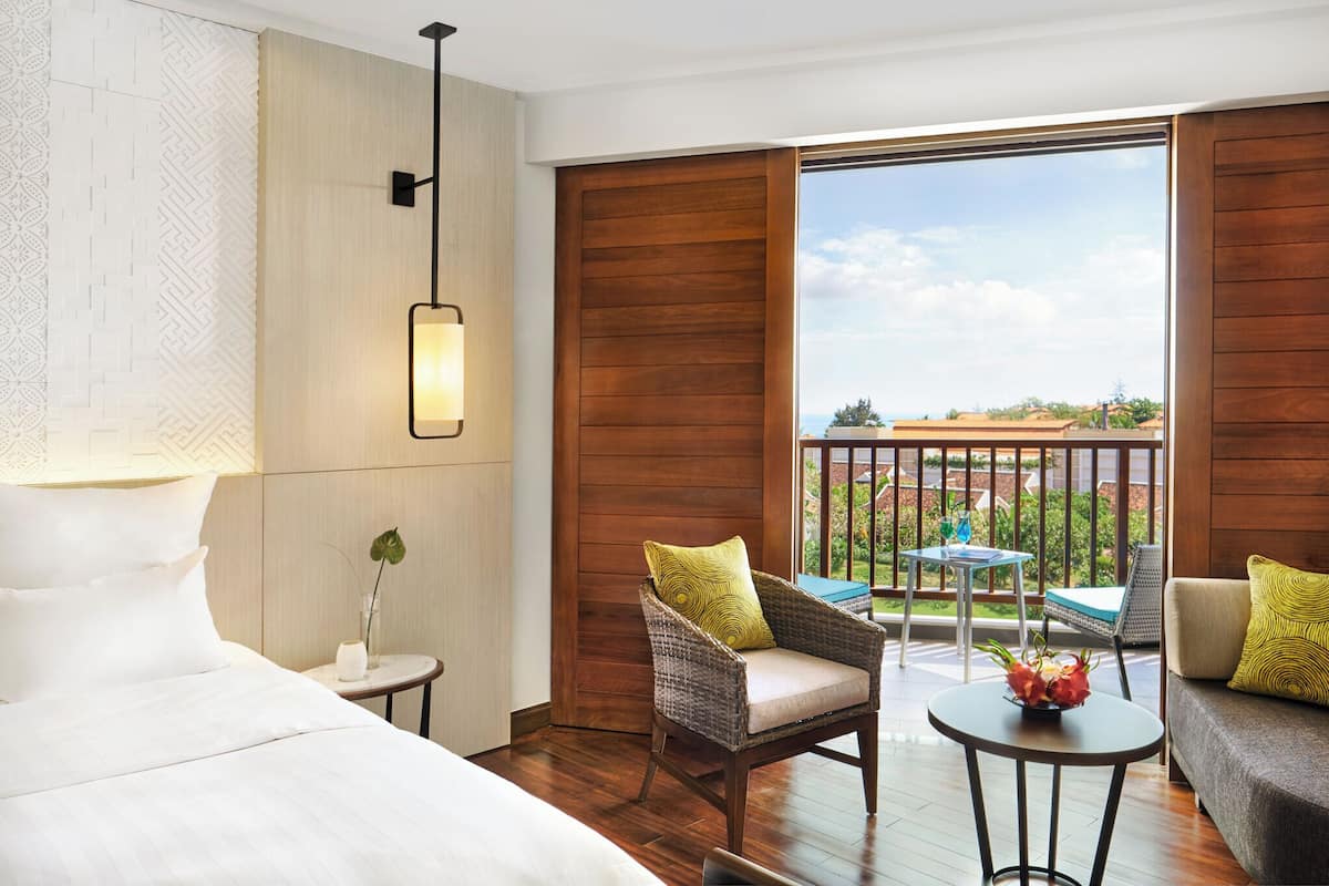 Quarto Deluxe, 1 cama queen-size, vista parcial para o oceano | 1 quarto, minibar, cofre com capacidade para portátil, secretária