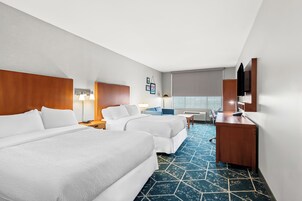 Quarto Deluxe, várias camas | Edredões de penas, camas de colchão pillowtop, secretária 