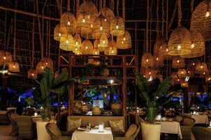 3 restaurantes: servem pequenos-almoços, almoços e jantares
