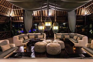 2 bares/lounges, um bar junto à piscina