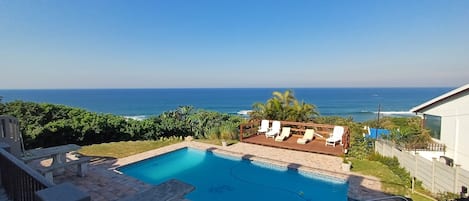 Piscina exterior, guarda-sóis, espreguiçadeiras