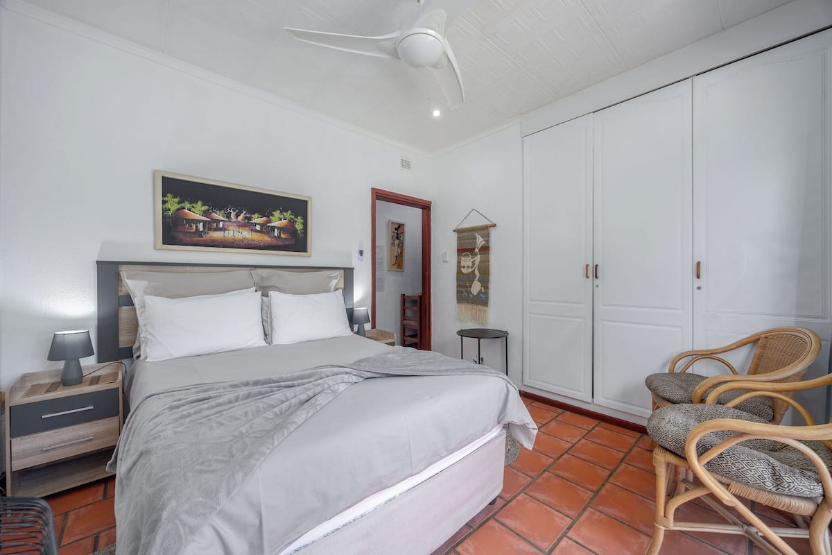 Quarto | Cofre no quarto, secretária adequada para computadores portáteis