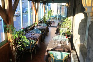 Café da manhã com buffet todos os dias (EUR 11 por pessoa) 