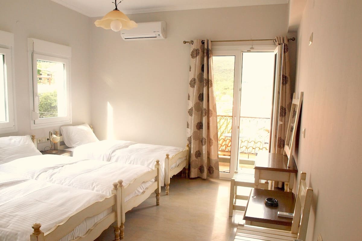 Quarto Triplo | Roupa de alta qualidade, cofre no quarto, ferro/tábua de engomar
